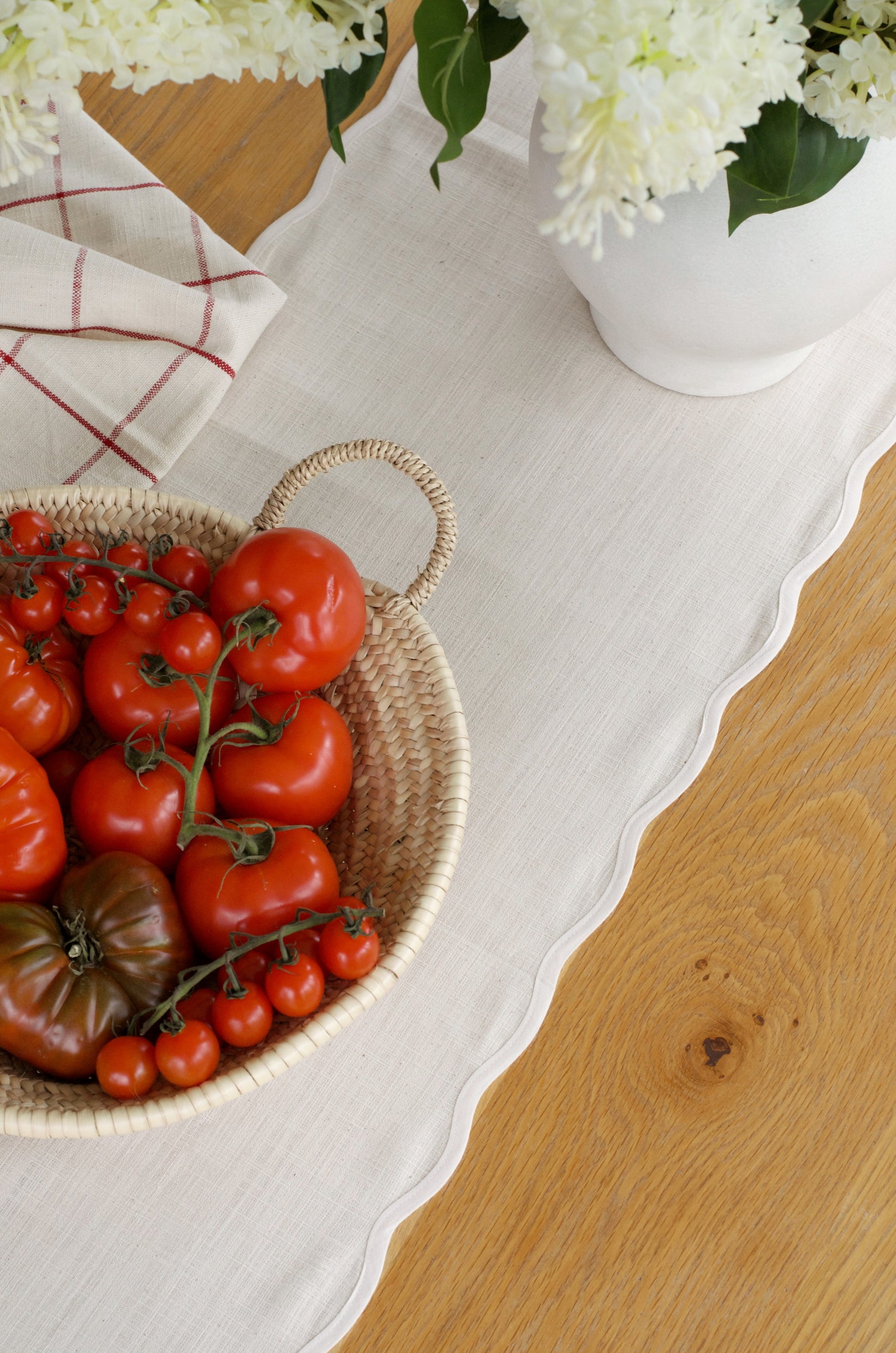 Scalloped Edge Table Runner (Natural) – Tableshoppe Co.